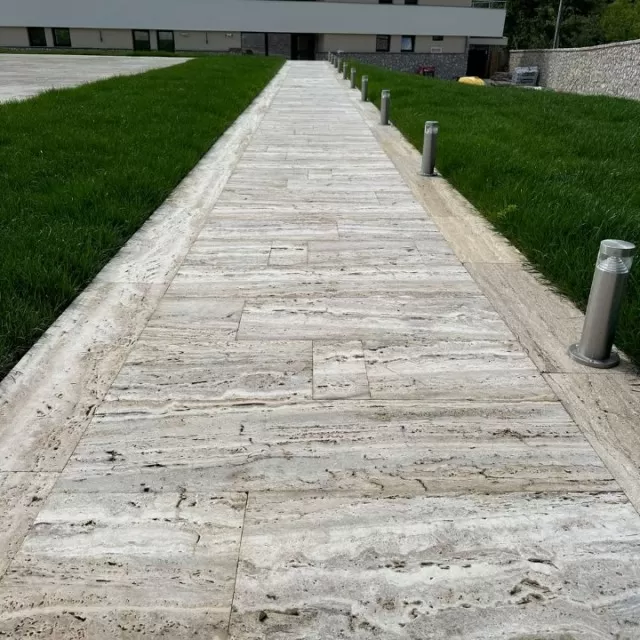 Travertin beli 30 cm četkan - Prirodni kamen - tbc3 | Prirodni Kamen Mišić